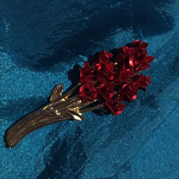 Avon | Jewelry | Vintage Avon Dozen Red Roses Pin Dm 97 Brooch Pin ...